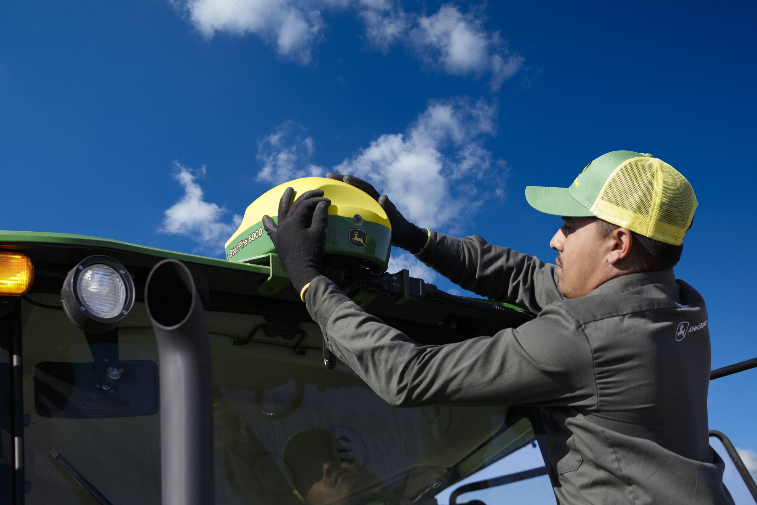 Navigating the Future of Agriculture with John Deere StarFire 7000 GPS ...